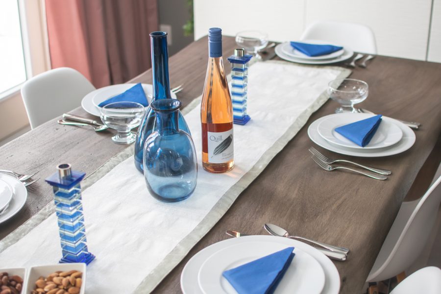 Simple Holiday Tablescapes: How To Decorate Your Table For Holiday ...