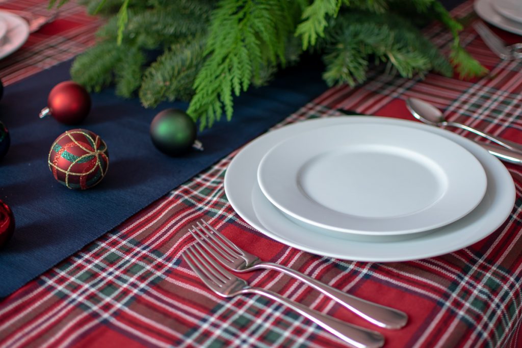 Simple Holiday Tablescapes: How To Decorate Your Table For Holiday ...